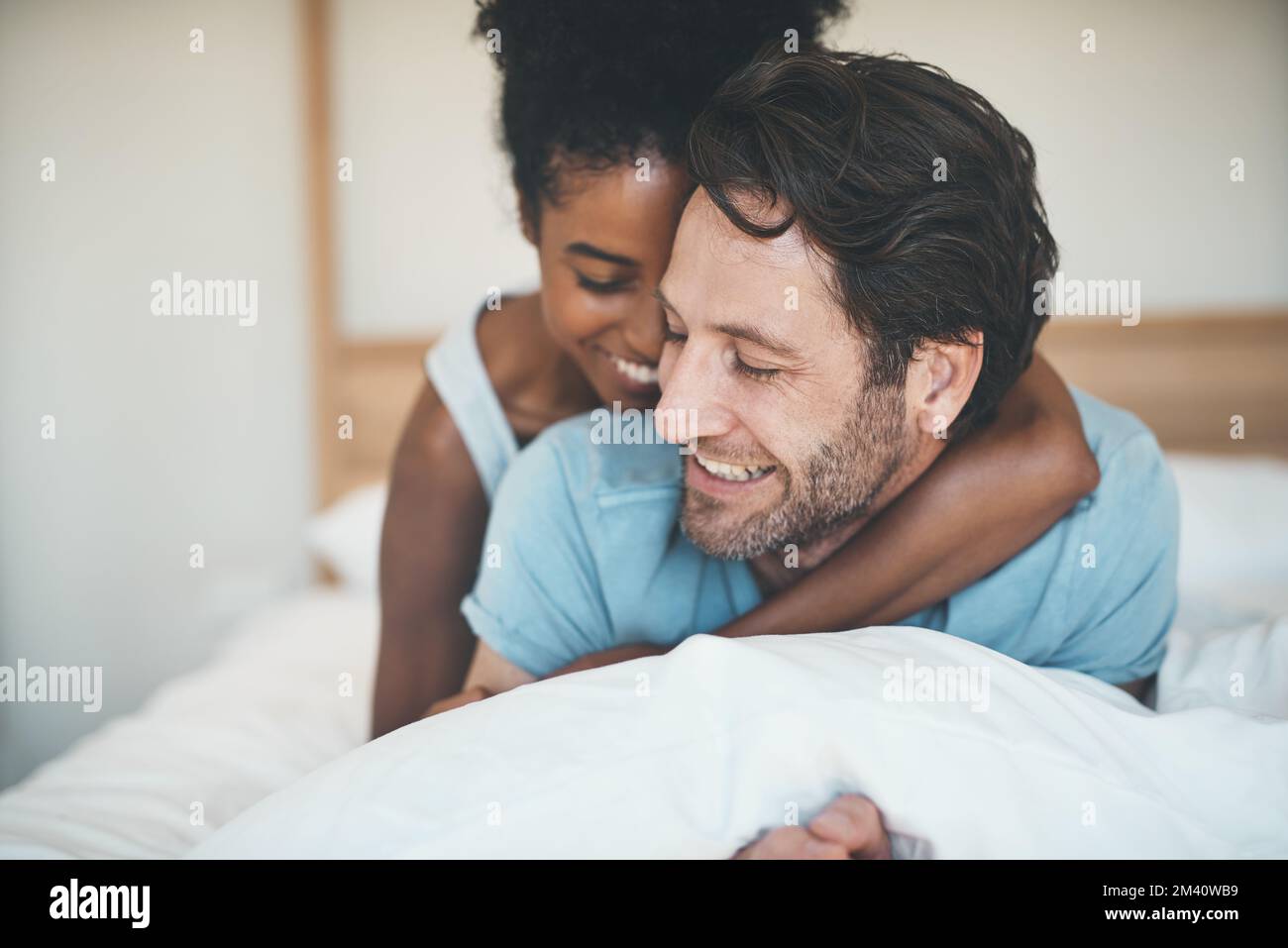 Ihre Ehe ist glücklich. Ein liebevolles junges Paar, das einen intimen ...