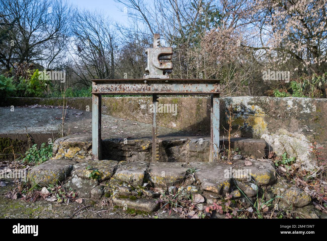 Sluice gate mechanism -Fotos und -Bildmaterial in hoher Auflösung – Alamy