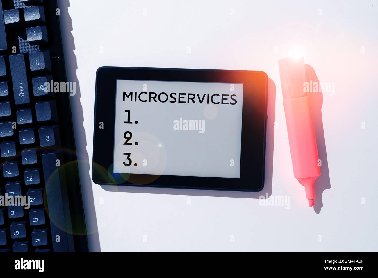 Schild mit Anzeige von Microservices. Word für Software Development ... Schild mit Anzeige von Microservices. Word für Software Development ...