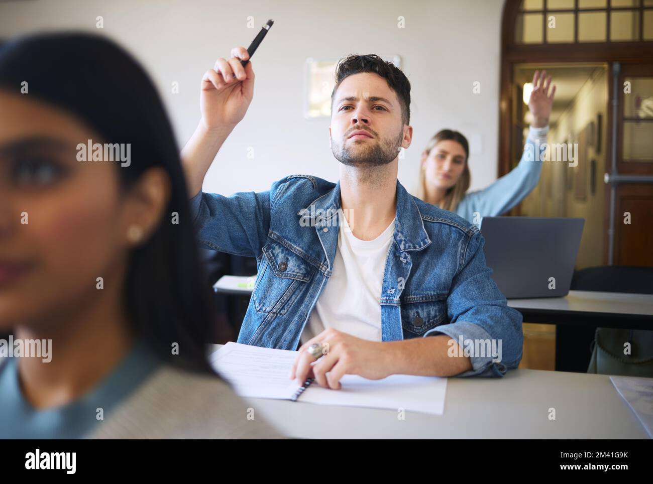 Schüler heben die hand -Fotos und -Bildmaterial in hoher Auflösung – Alamy