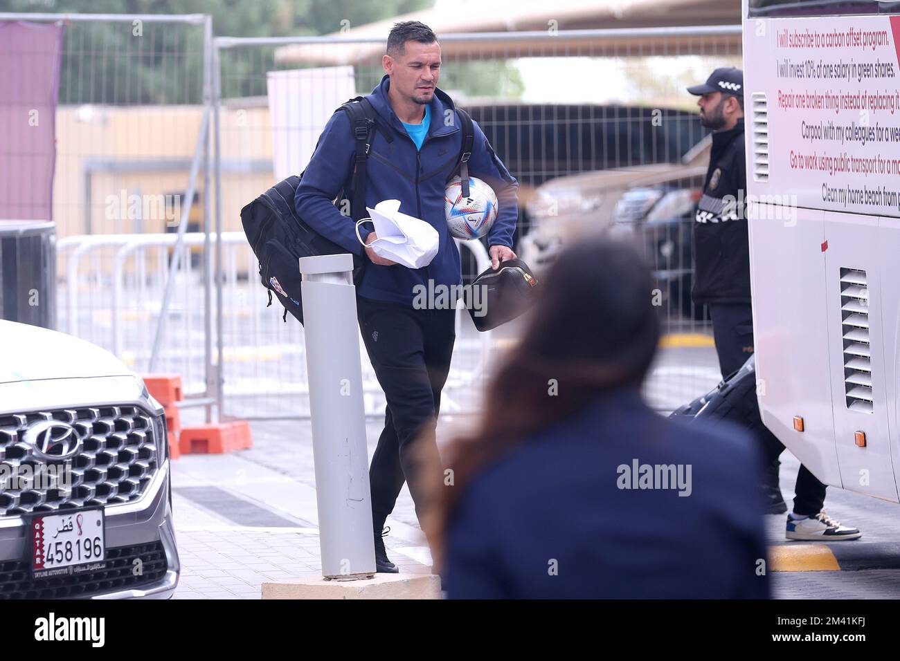 Dejan Lovren aus Kroatien wird gesehen, wie er das Hilton Dona Hotel ...