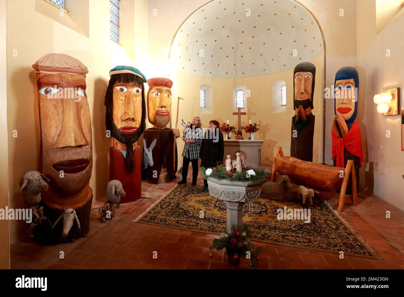 18. Dezember 2022, Sachsen-Anhalt, Zerbst: Besucher stehen in der Weihnachtskirche Polenzko, die ...