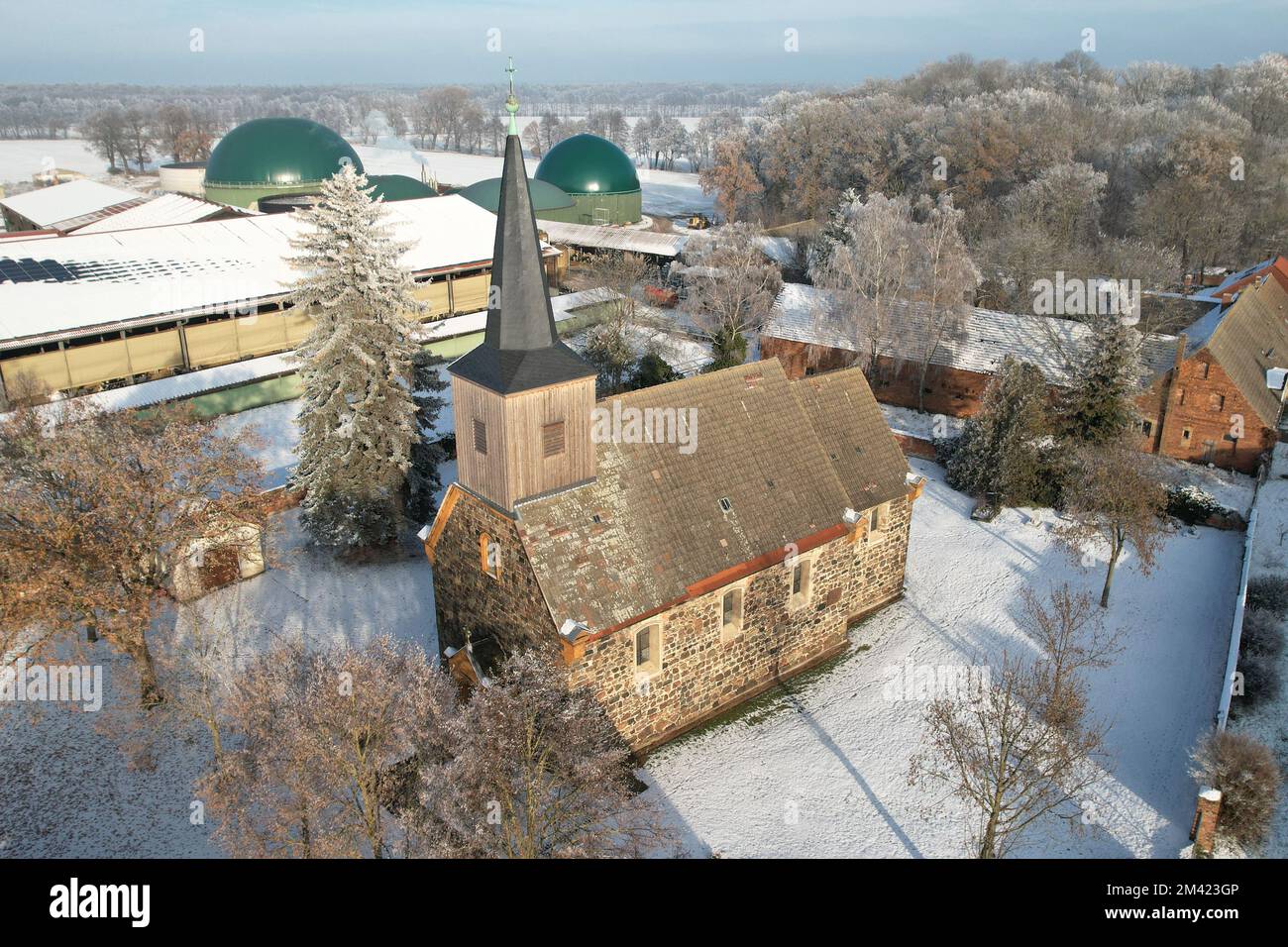 18. Dezember 2022, Sachsen-Anhalt, Zerbst: Polenzko-Weihnachtskirche, die derzeit zu Weihnachten ...
