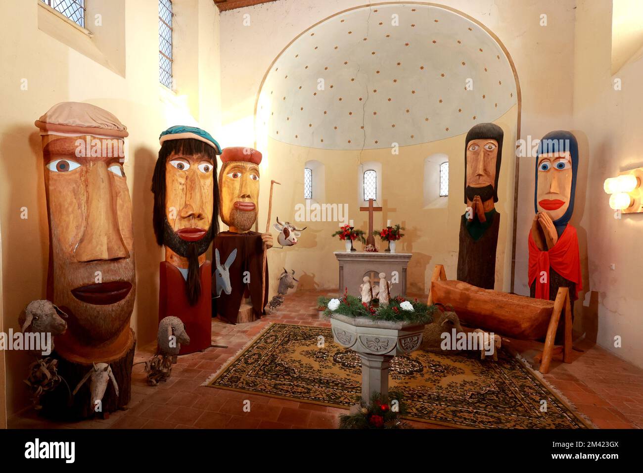 18. Dezember 2022, Sachsen-Anhalt, Zerbst: Polenzko-Weihnachtskirche, die derzeit zu Weihnachten ...