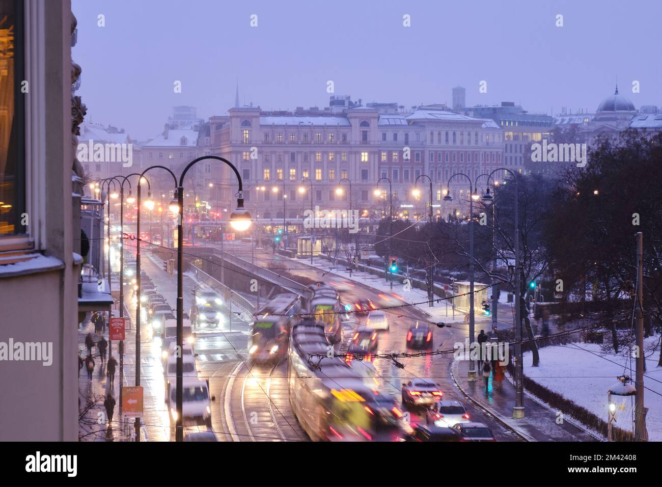 Abendverkehr in Wiener Straßen mit Schneefällen, Straßenbahnen, Autos ...