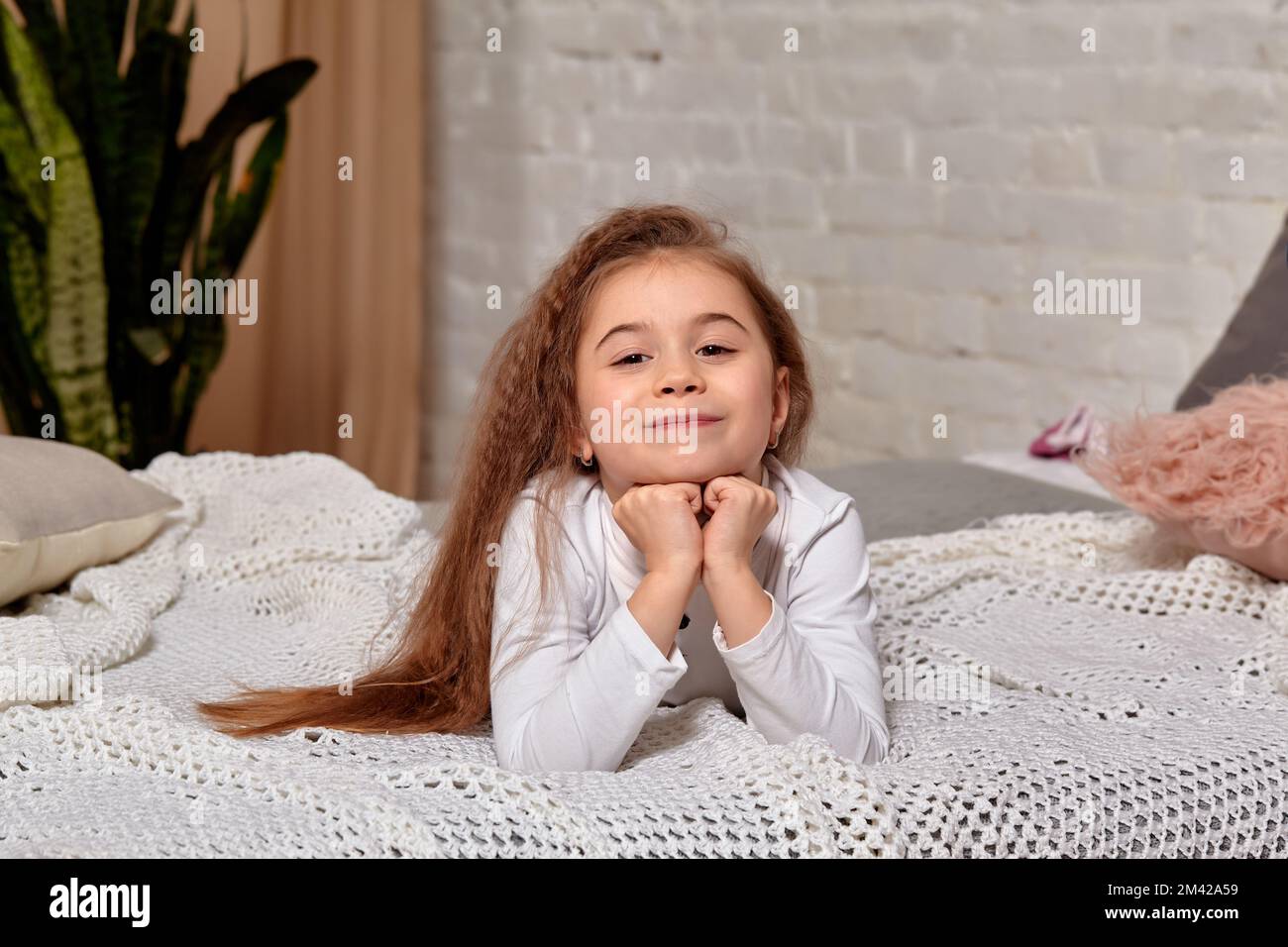 Preteen girl lying on bed -Fotos und -Bildmaterial in hoher Auflösung – Alamy
