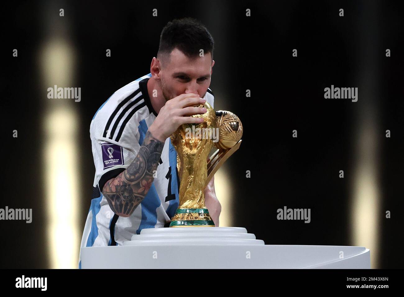 LUSAIL CITY, KATAR - DEZEMBER 18: Lionel Messi aus Argentinien posiert ...