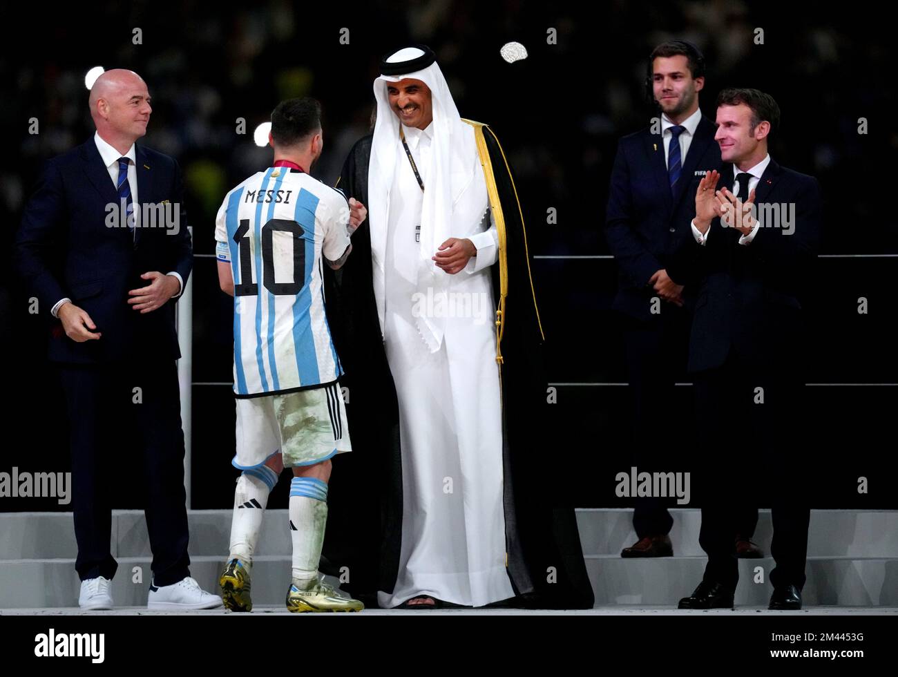 Der argentinische Kapitän Lionel Messi schüttelt sich die Hand mit dem ...