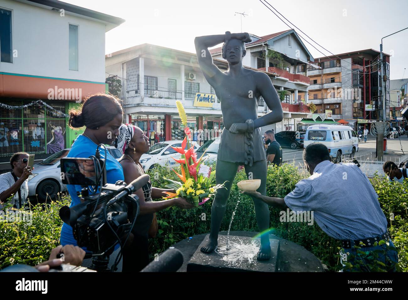 PARAMARIBO - Suriname, 18/12/2022, Ein Kranz an der Statue von Kwakoe, ein Denkmal zur ...