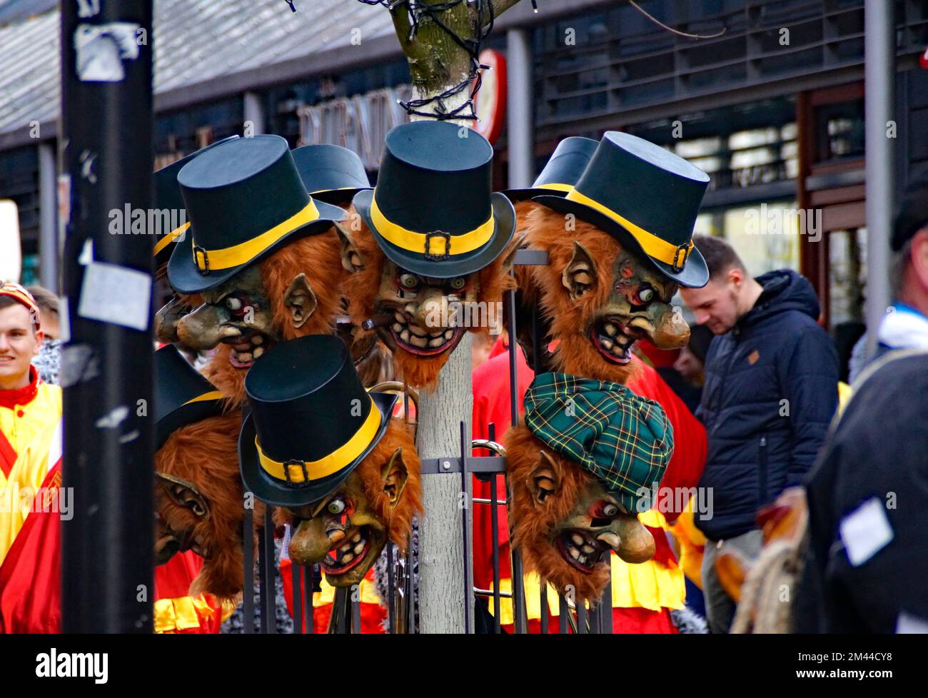 Leute in lustigen Kleidern und Masken, die den traditionellen deutschen ...