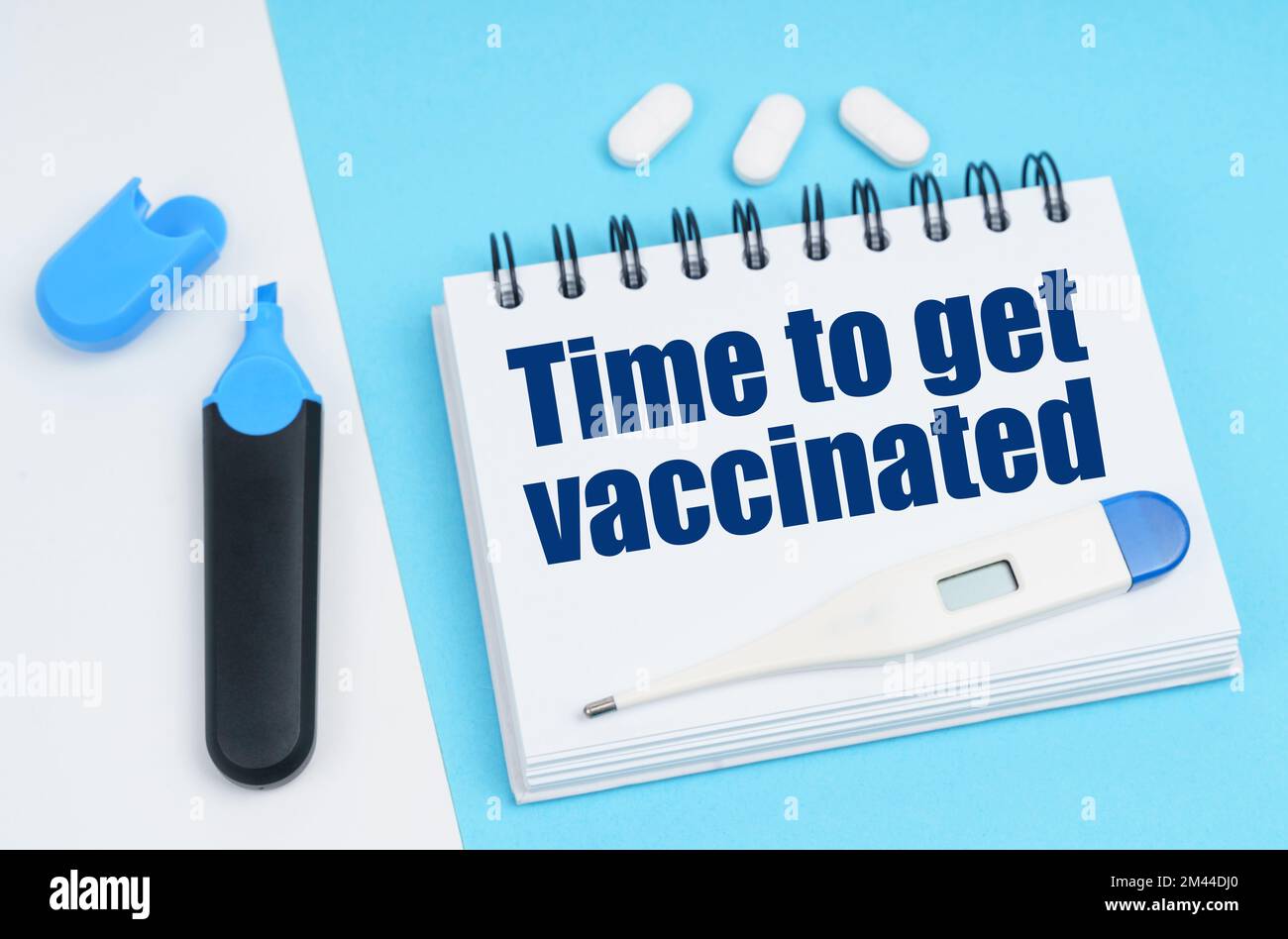 Medizinisches Diagnostikkonzept. Auf einer weiß-blauen Oberfläche ...