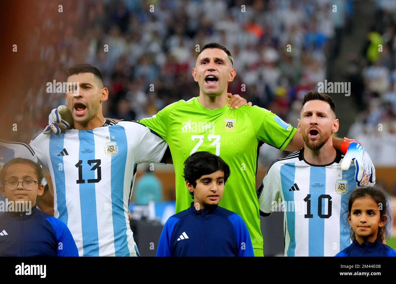 Argentiniens Cristian Romero, Torwart Emiliano Martinez und Lionel ...