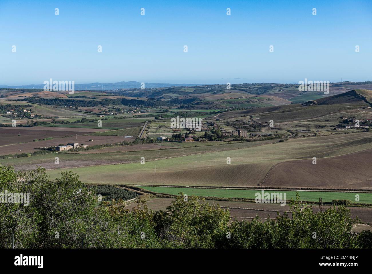 Überblicken Sie die Landschaft rund um die Nekropole von Tarchuna, die ...