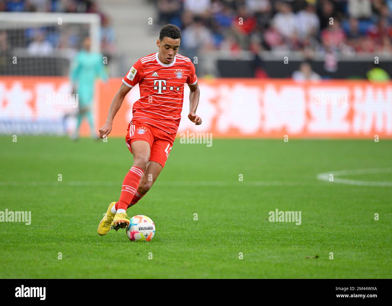 Jamal Musiala FC Bayern München FCB (42) auf dem Ball, PreZero Arena ...