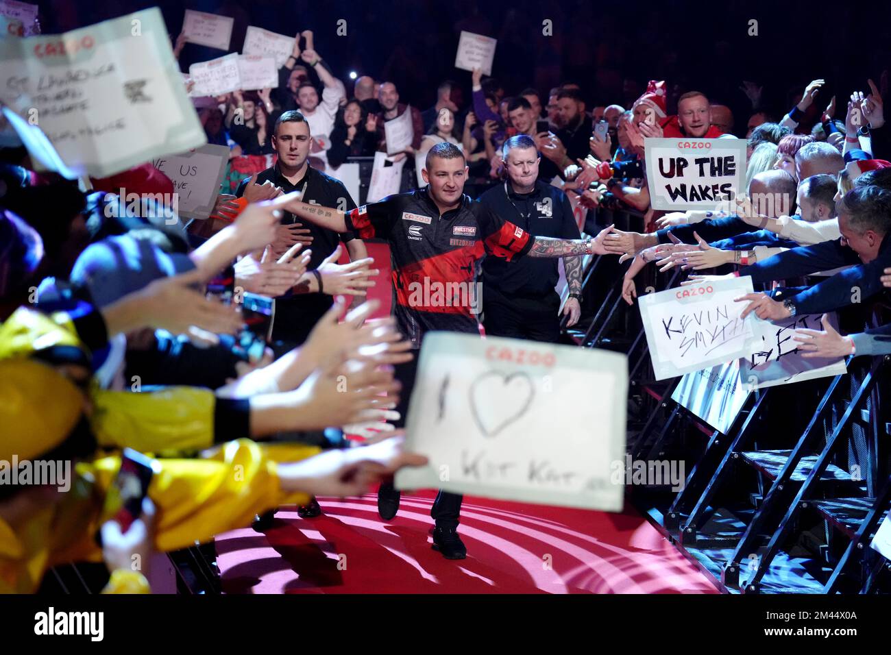 Nathan Aspinall während seines Spaziergangs vor seinem Spiel gegen ...