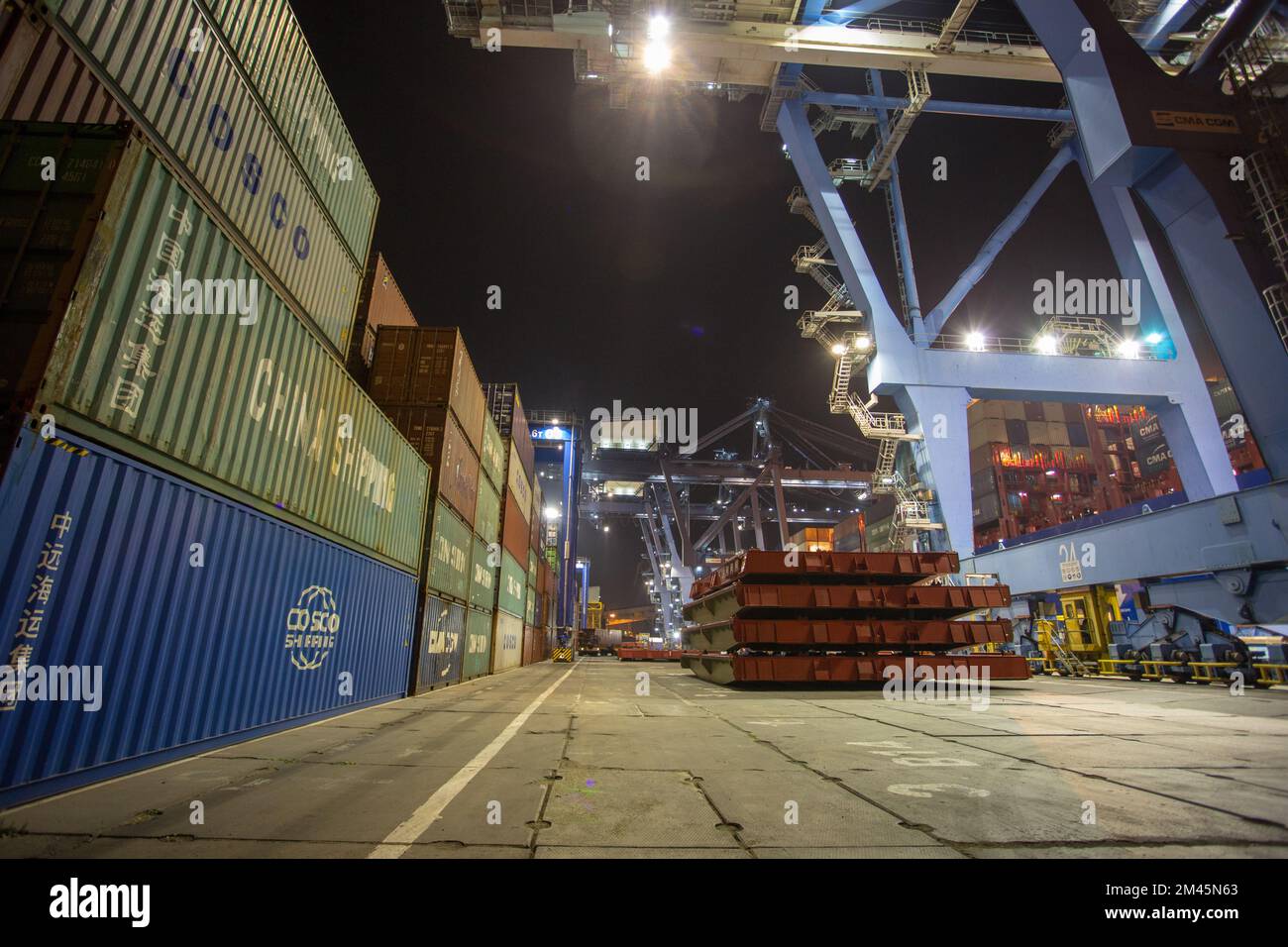 Odessa, Ukraine SIRCA 2018: Containerstapel in der Nacht des Terminals ...
