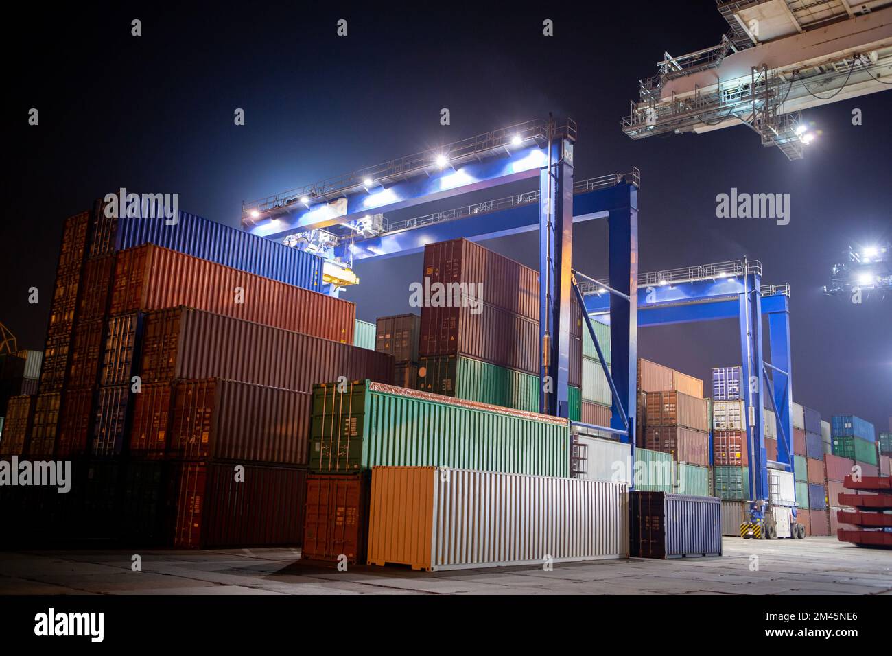 Stapel von Containern. Betrieb des Containerterminals bei Nacht. Das ...