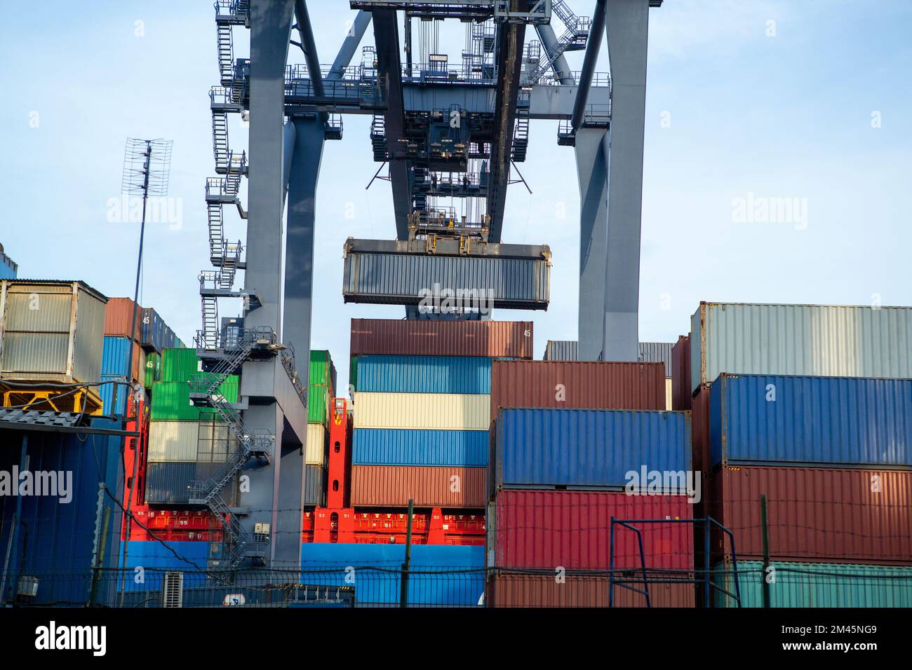 Containerhafen mit Containerschiff. Der Liegekran lädt Container auf ...