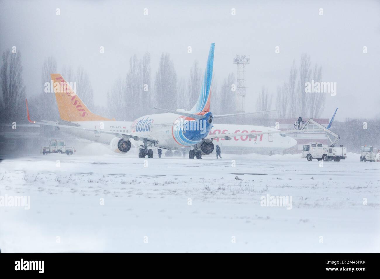 Odessa, Ukraine - CIRCA 2018: Flugzeug auf Landebahn im Schneesturm ...