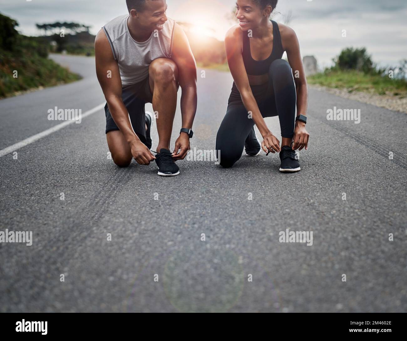 Bereite dich auf einen großartigen Lauf vor. Ein sportliches junges ...