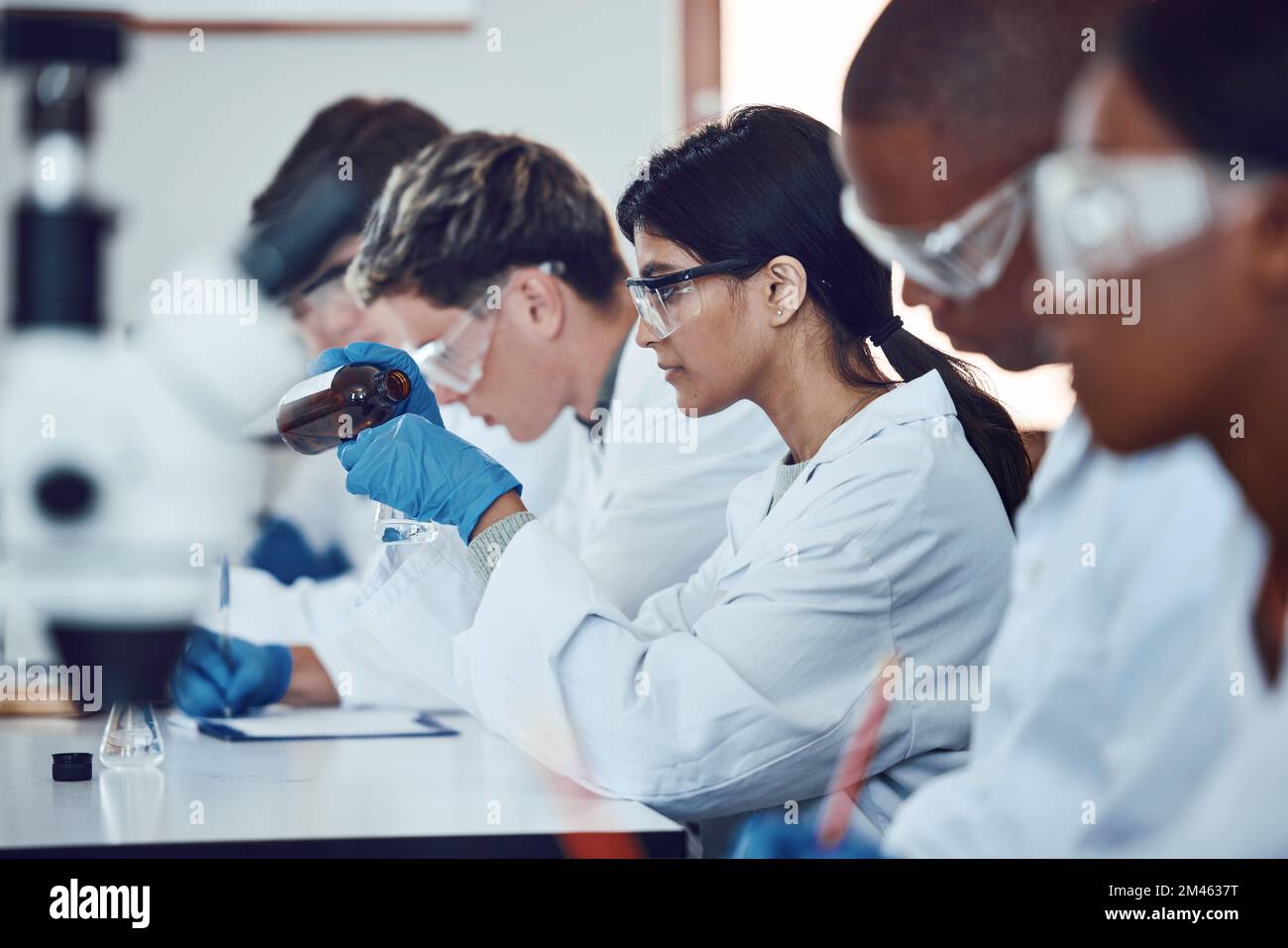 Mensch und wissenschaft -Fotos und -Bildmaterial in hoher Auflösung – Alamy