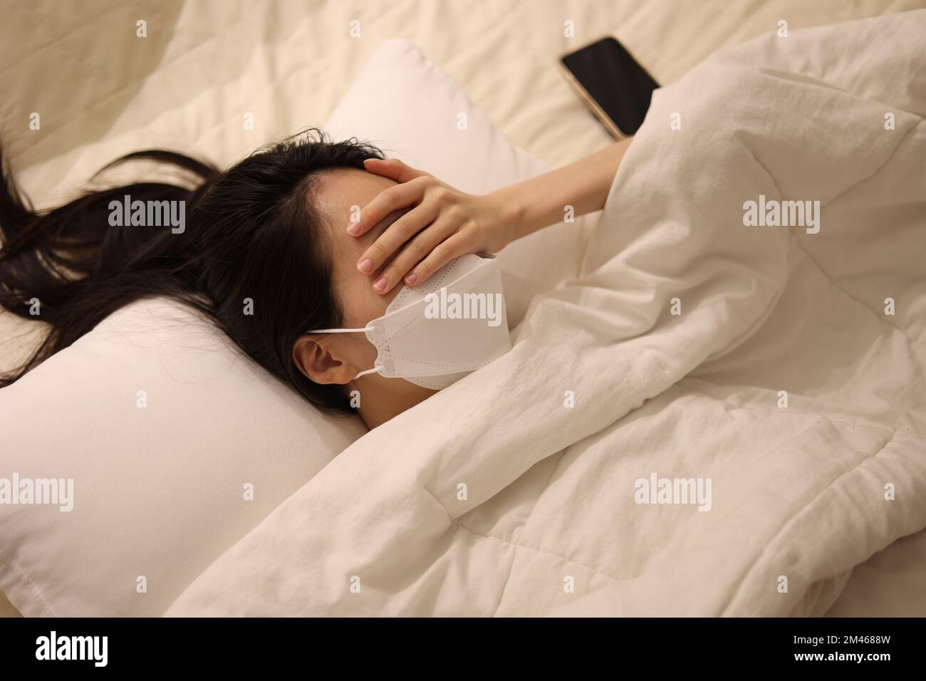 Teenager girl sleeping in bed -Fotos und -Bildmaterial in hoher ...