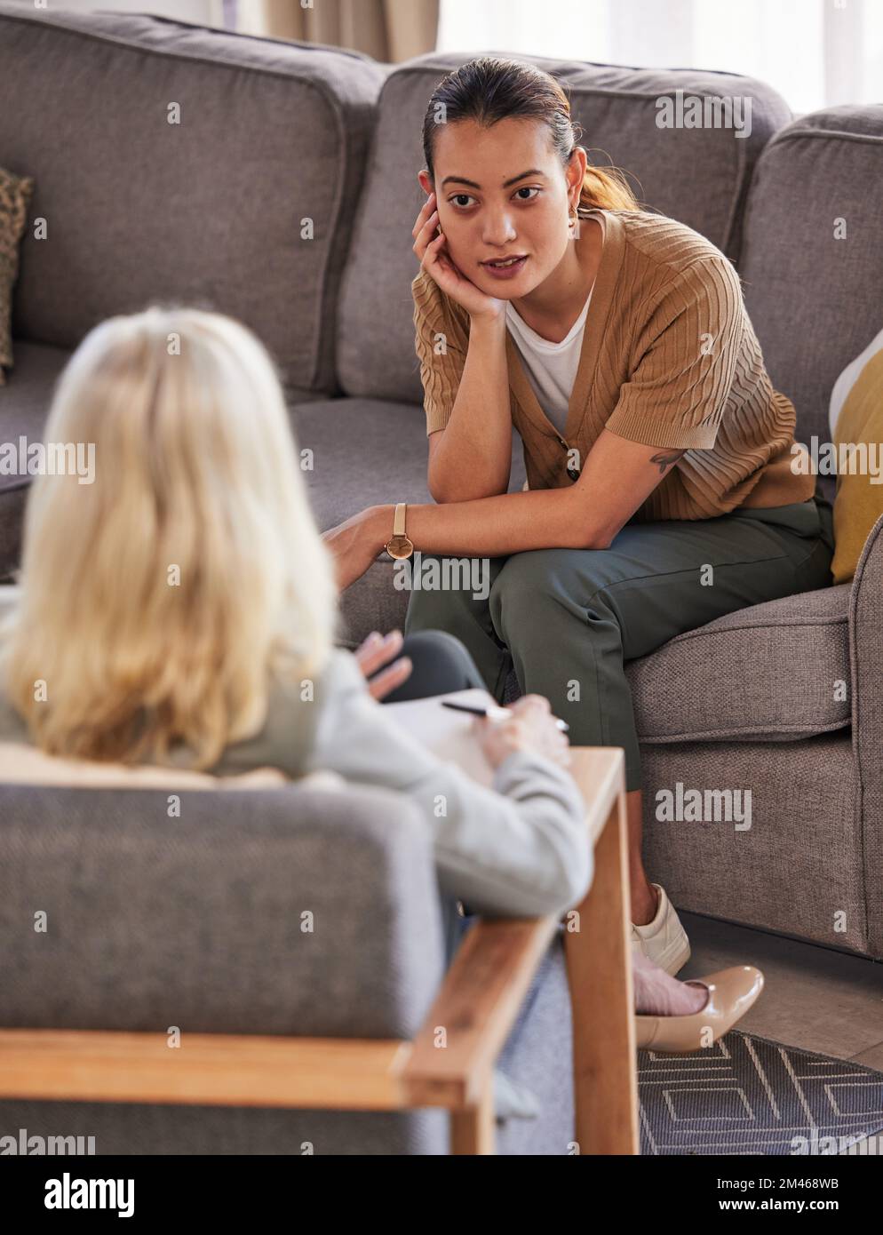 Beratungsfrau oder Psychologin, die den Patienten in der Therapie von ...