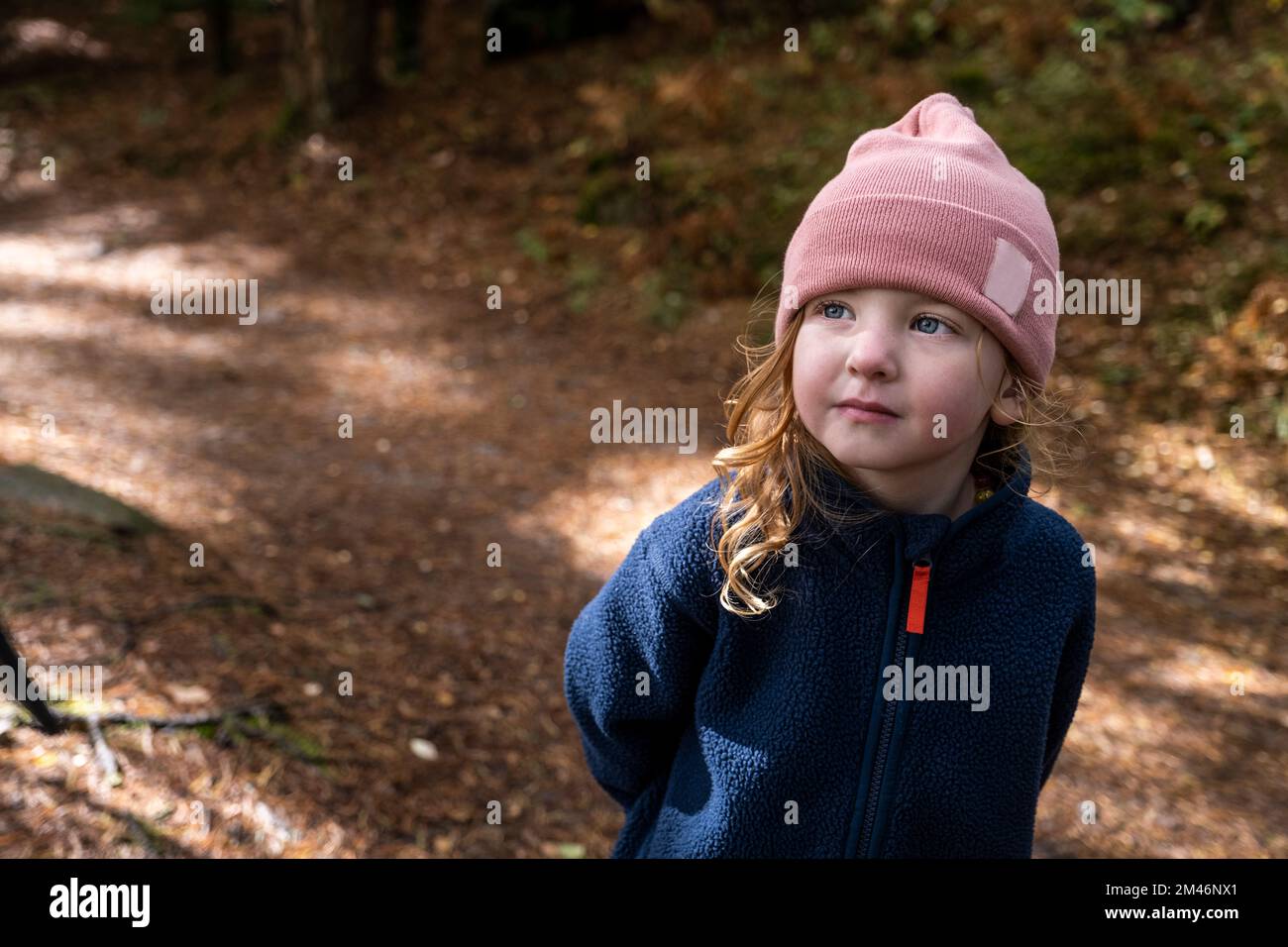 Mädchen im wald -Fotos und -Bildmaterial in hoher Auflösung – Alamy
