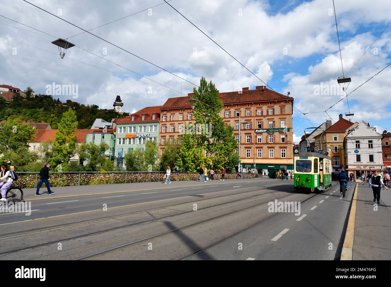 Graz, Österreich - 22. September 2022: Nostalgische Straßenbahn auf der ...