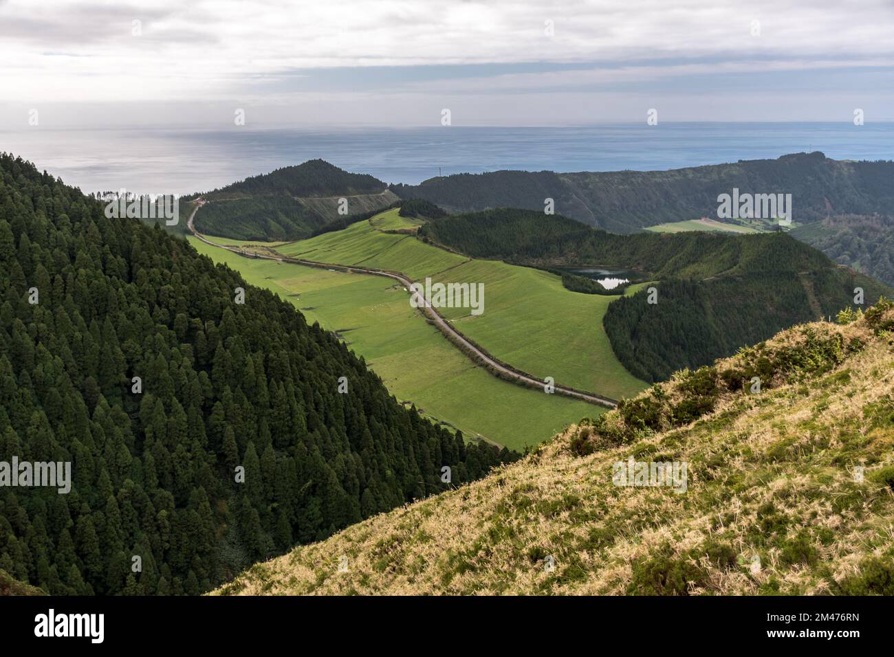 Panoramablick auf den Rand der Caldera von Sete Cidades mit dem kleinen ...
