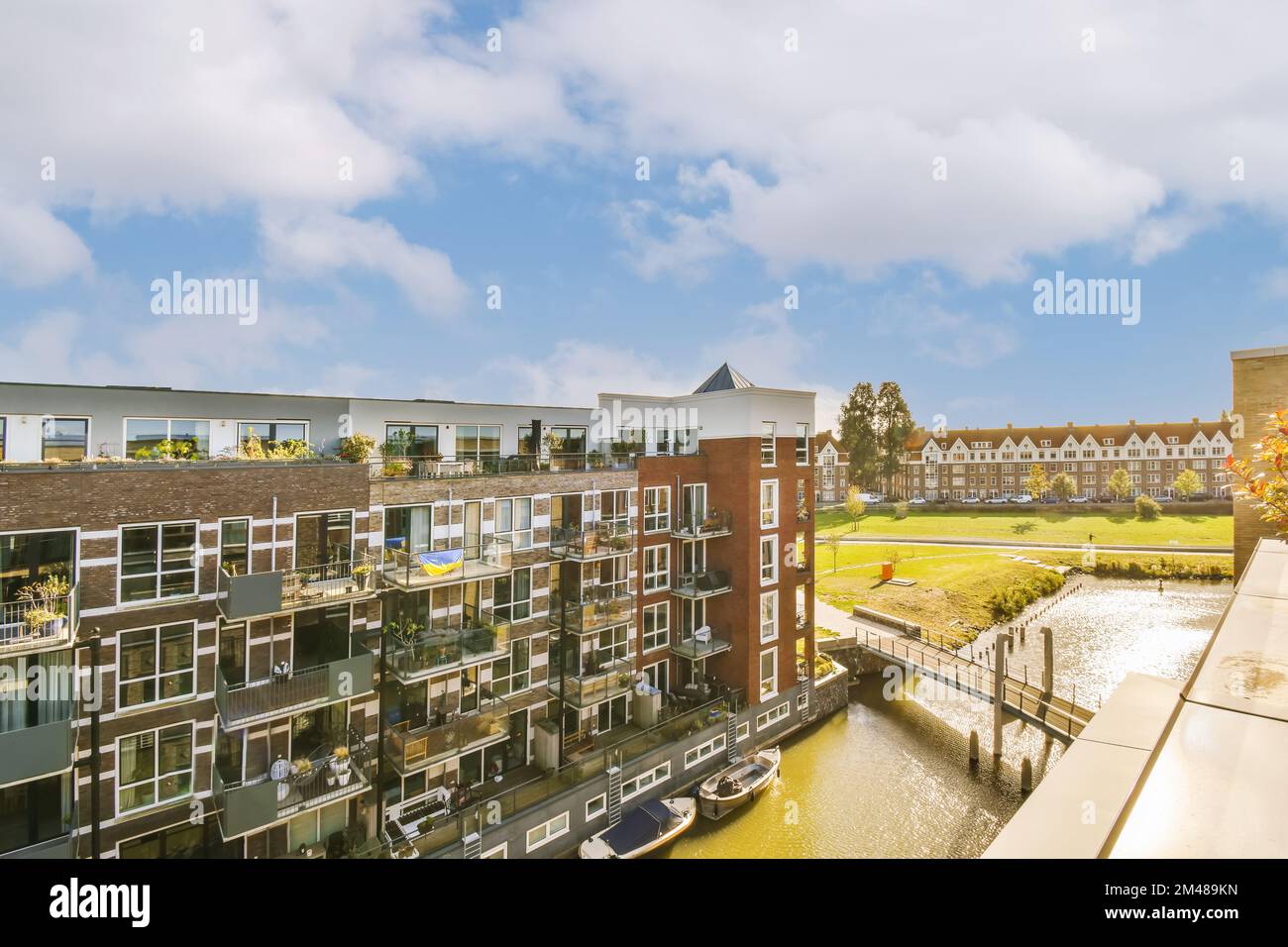 Ein städtisches Gebiet mit Gebäuden und Booten auf dem Wasser im ...