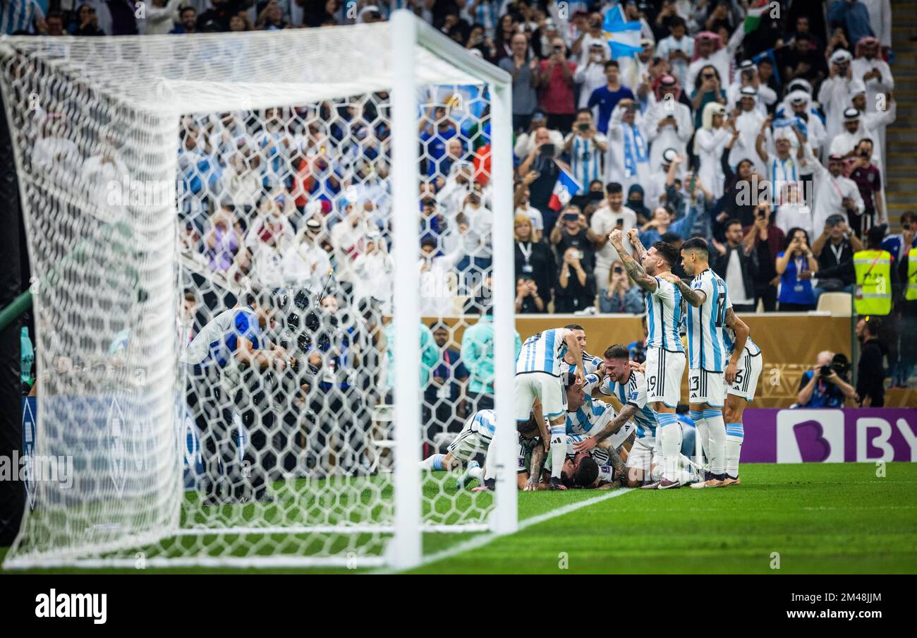 Doha, Katar. 18.. Dezember 2022. Lionel Messi (Arg), Rodrigo de Paul ...