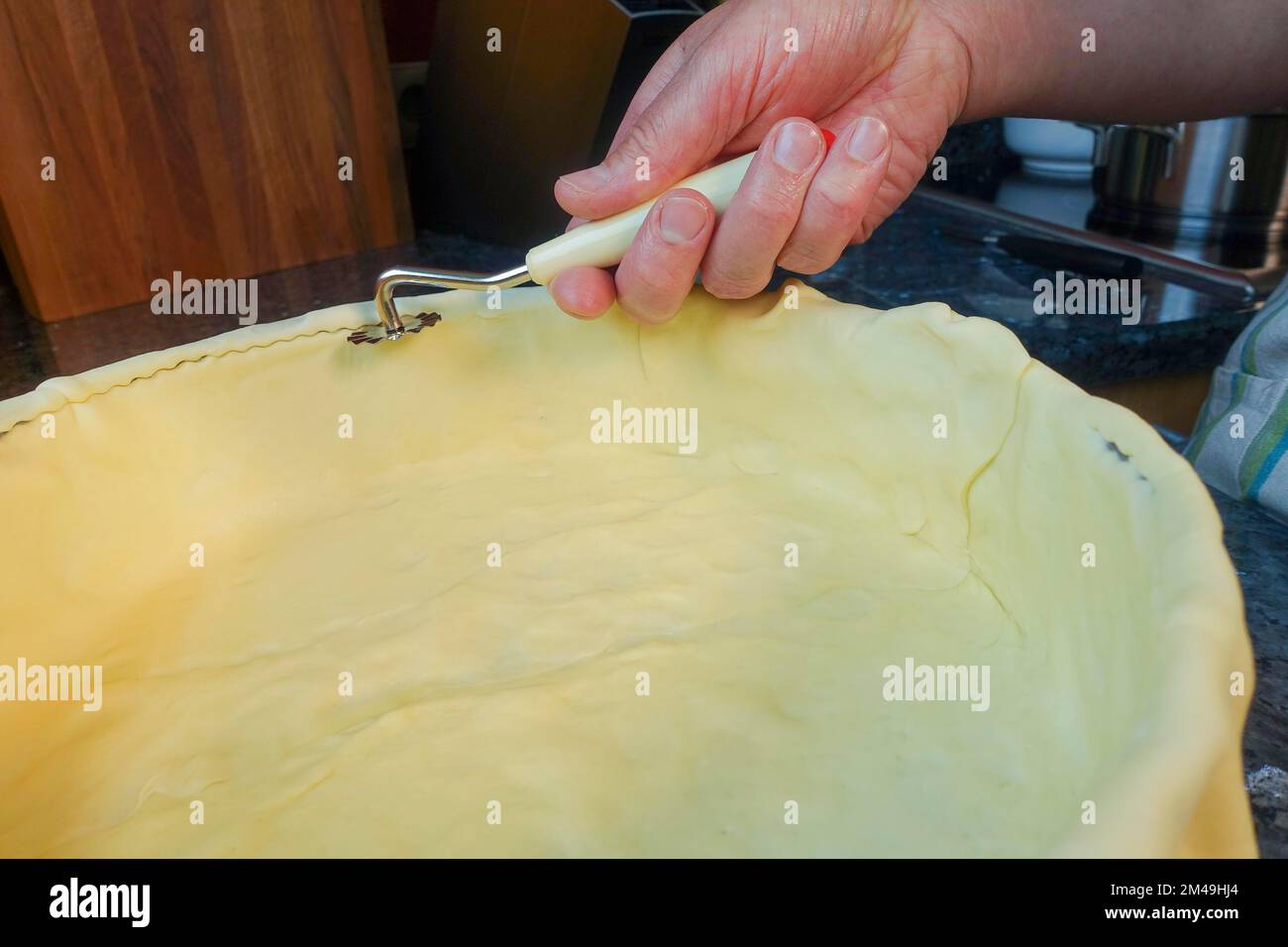 Schwäbische Küche, Zubereitung von Apfelkuchen mit Äpfeln, Schneiden ...