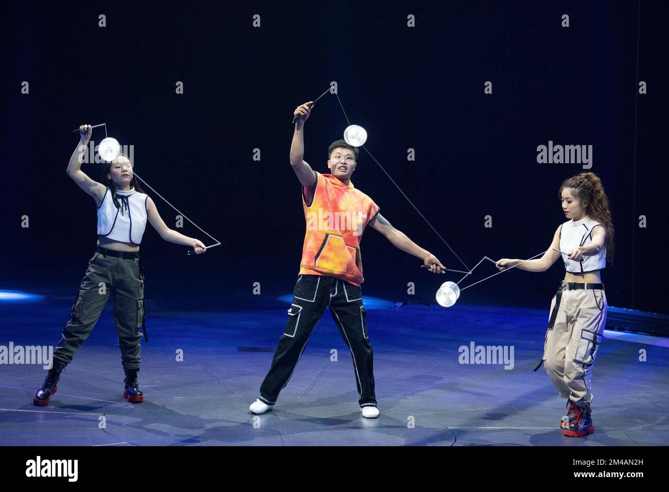 4-MAX, Diabolo jonglieren, der Zirkus Flic Flac tritt vom 16. Dezember ...