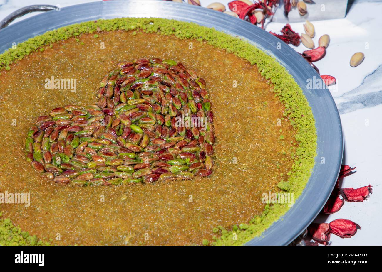Kanafeh. Türkische Dessertkunefe, Kunafa, Kadayif mit Pistazienpulver ...