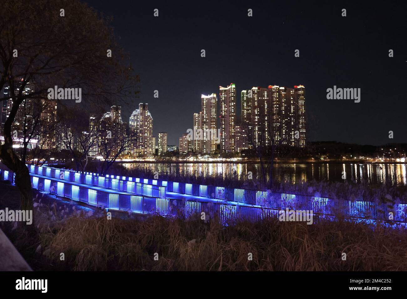 Die wunderschöne nächtliche Aussicht auf die Stadt im Gwanggyo Lake ...