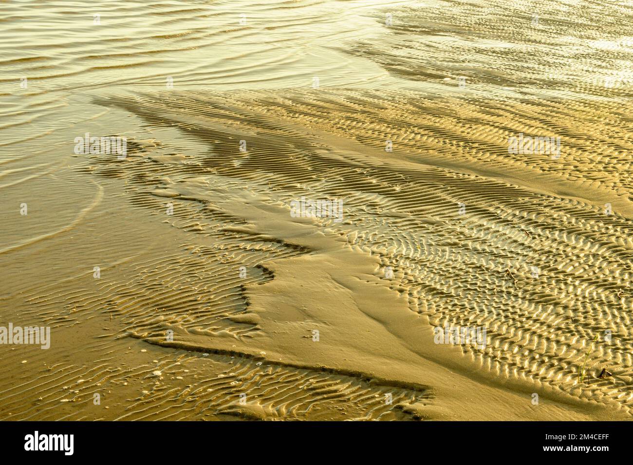Der Lake Huron wackelt im Wasser, der Sand wackelt im Singing Sands in ...