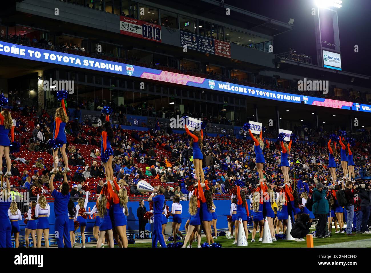 Bosie State Broncos Cheerleaders führen die Menge während des 2 ...