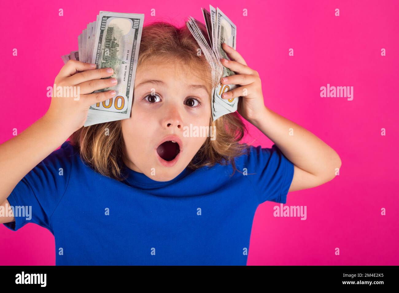 Kind geld roter hintergrund -Fotos und -Bildmaterial in hoher Auflösung ...