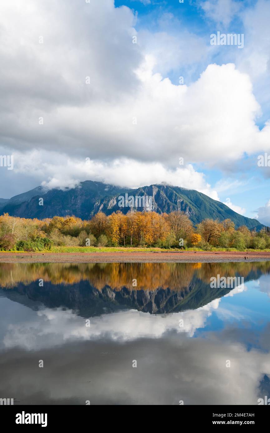Borst Lake Mill Pond in Snoqualmie mit Reflektion des Mount Si und ...
