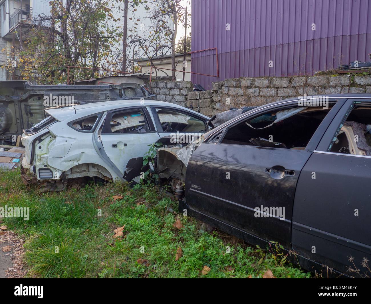 Kaputte Autos in der Nähe der Autowerkstatt. Autos auf der Mülldeponie ...
