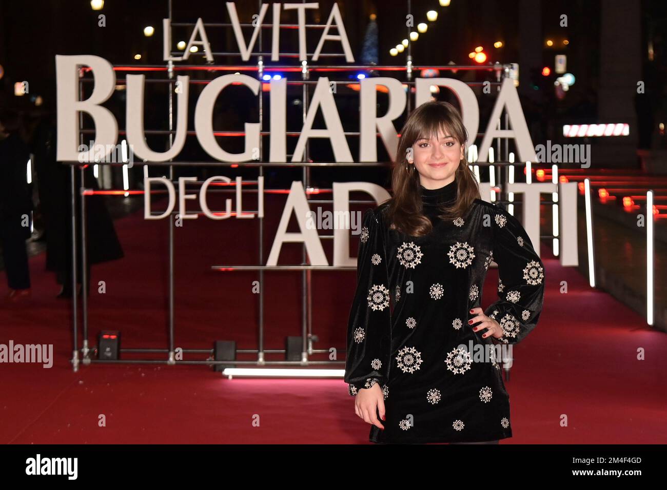 Flavia Leone besucht den roten Teppich der neuen Netflix-Serie „La vita ...