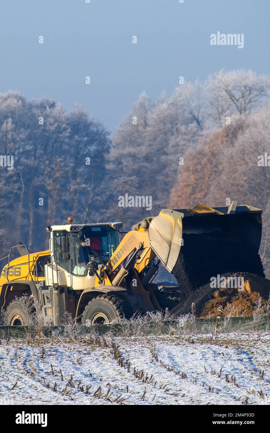 PRODUKTION – 15. Dezember 2022, Sachsen-Anhalt, Lüderitz: Ein Radlader ... PRODUKTION – 15. Dezember 2022, Sachsen-Anhalt, Lüderitz: Ein Radlader ...