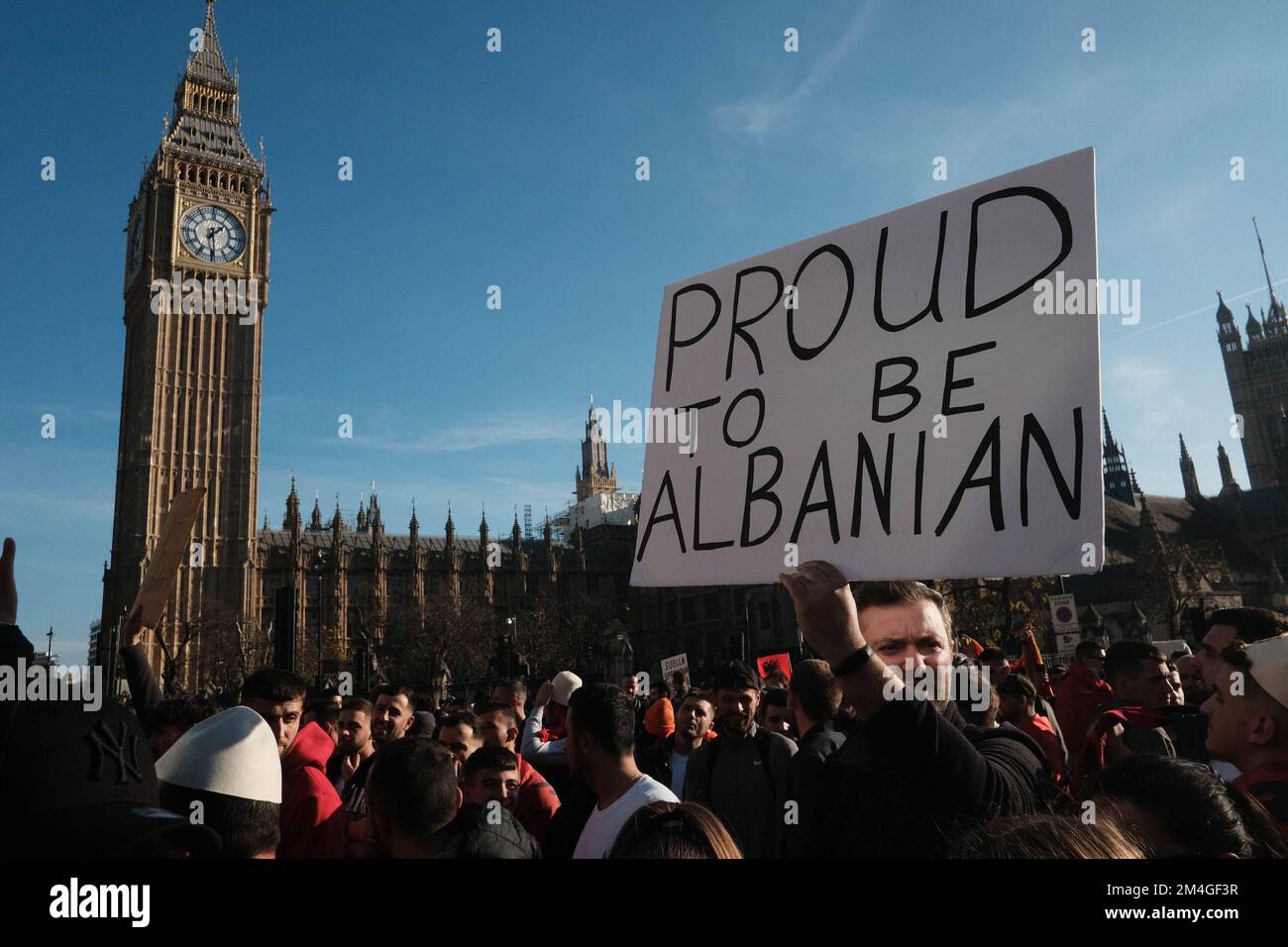 Die Albaner in London protestierten am Samstag (November 12) nach den ...