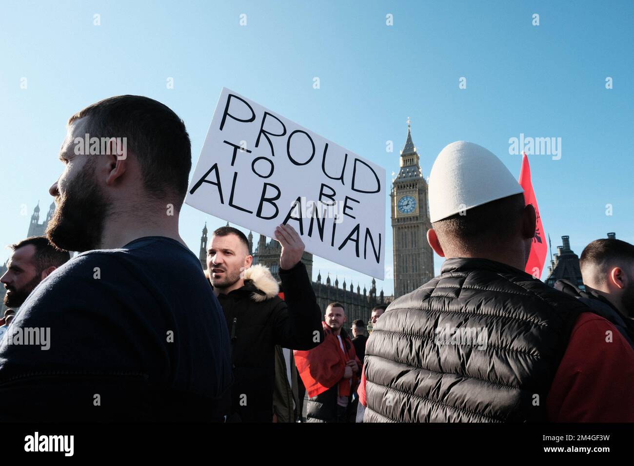 Die Albaner in London protestierten am Samstag (November 12) nach den ...