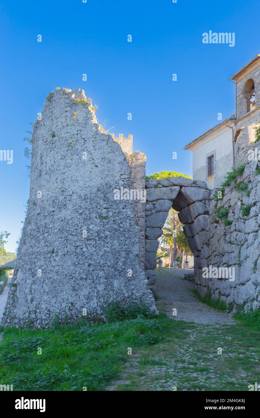 Spitzer Bogen in der Akropolis Civitavecchia in der Gemeinde Arpino in ...