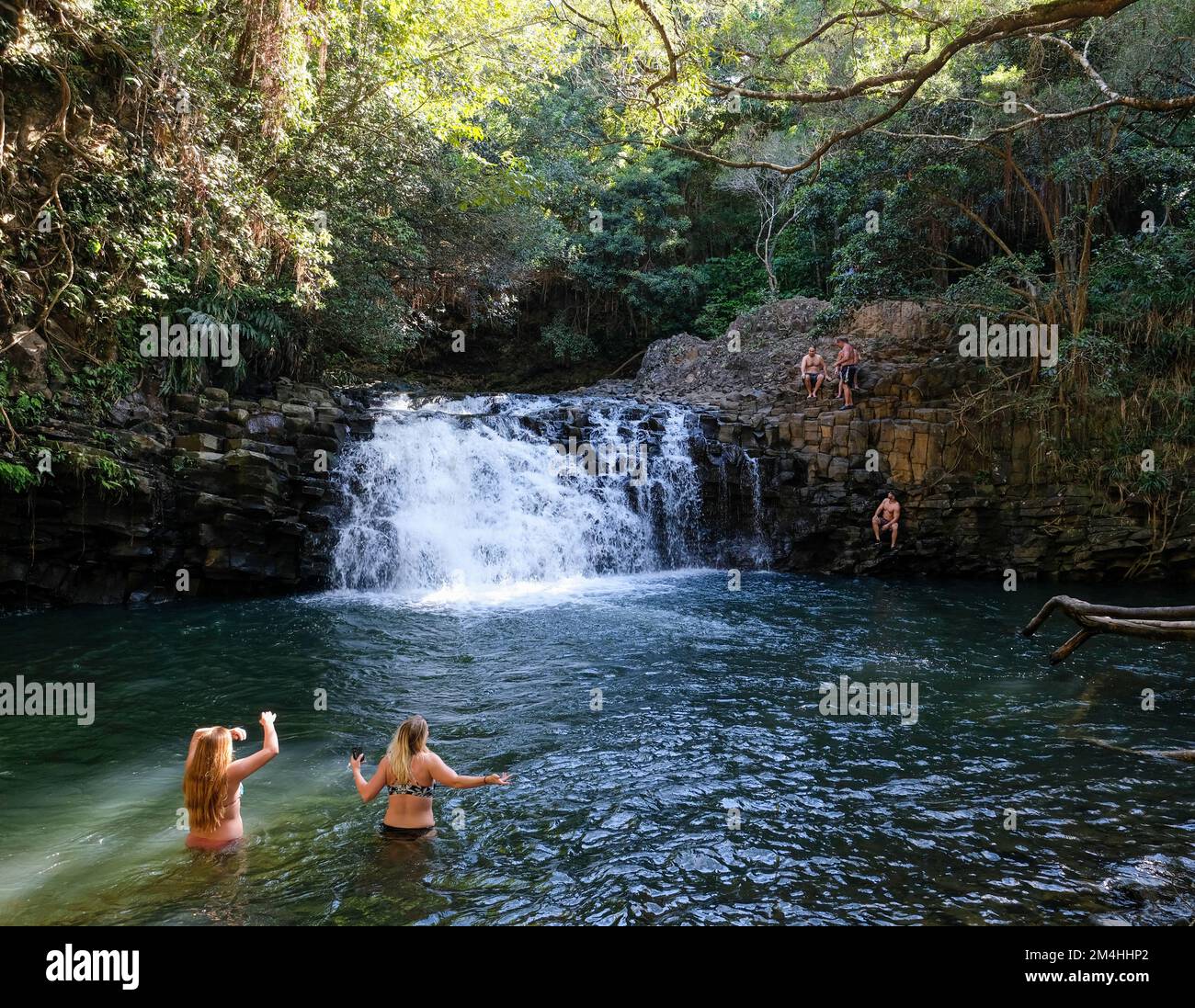 Eintauchen in einen wasserfall -Fotos und -Bildmaterial in hoher ...