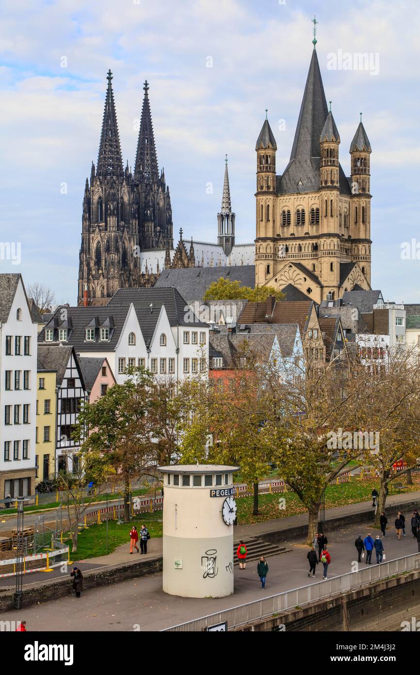 Blick von der Deutz-Brücke über den Rhein zum Rheinufer am Ley Stack ...