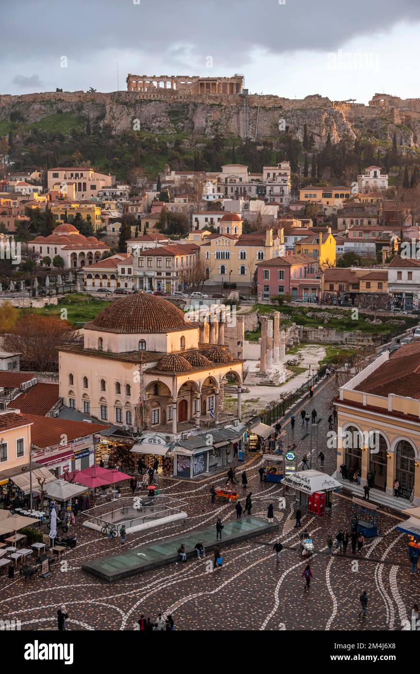 Blick auf die Altstadt von Athen, die Tzisdarakis-Moschee und Akropolis ...