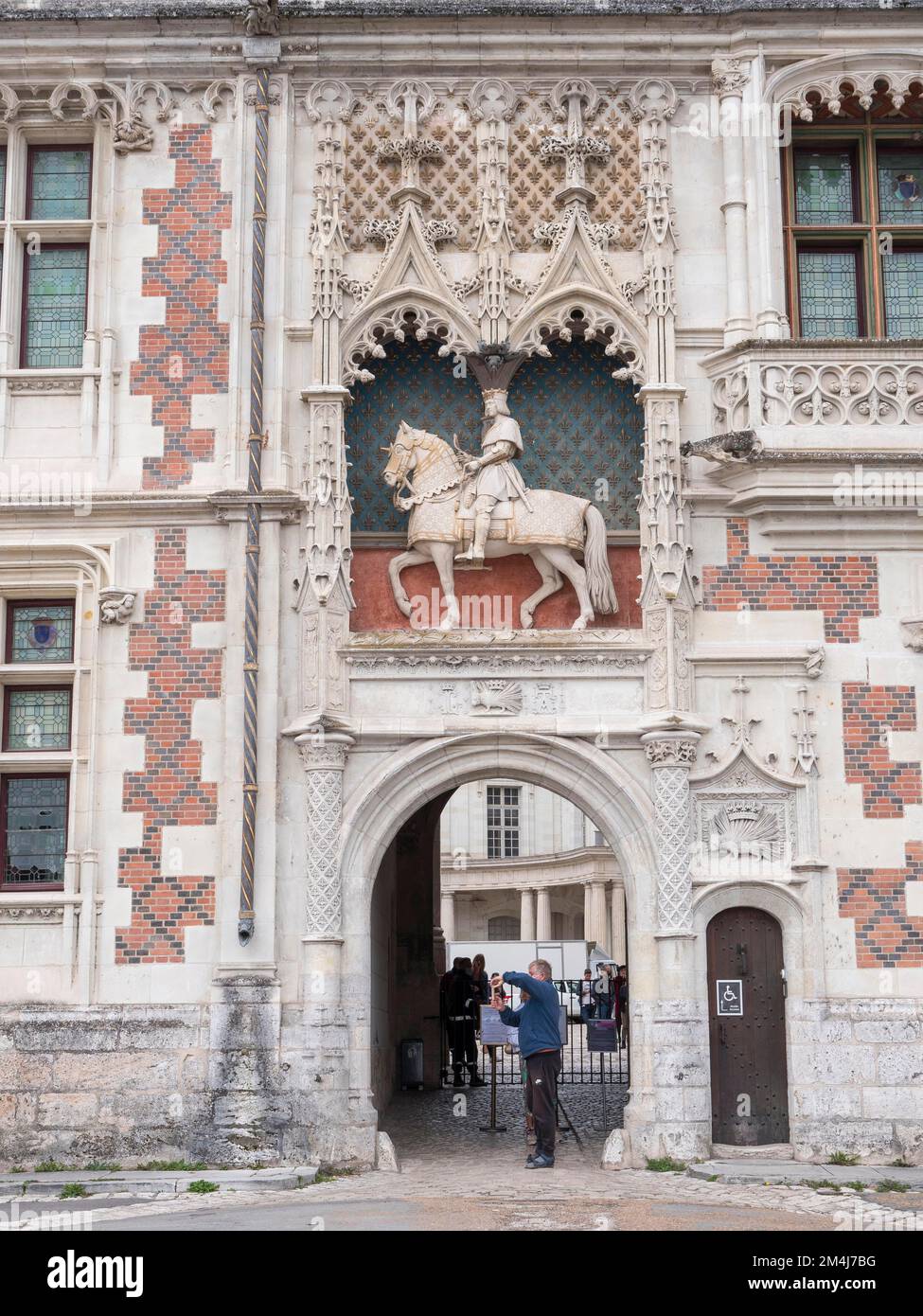 Reiterstatue von Louis XII über dem Eingang zum Chateau Royal de Blois ...